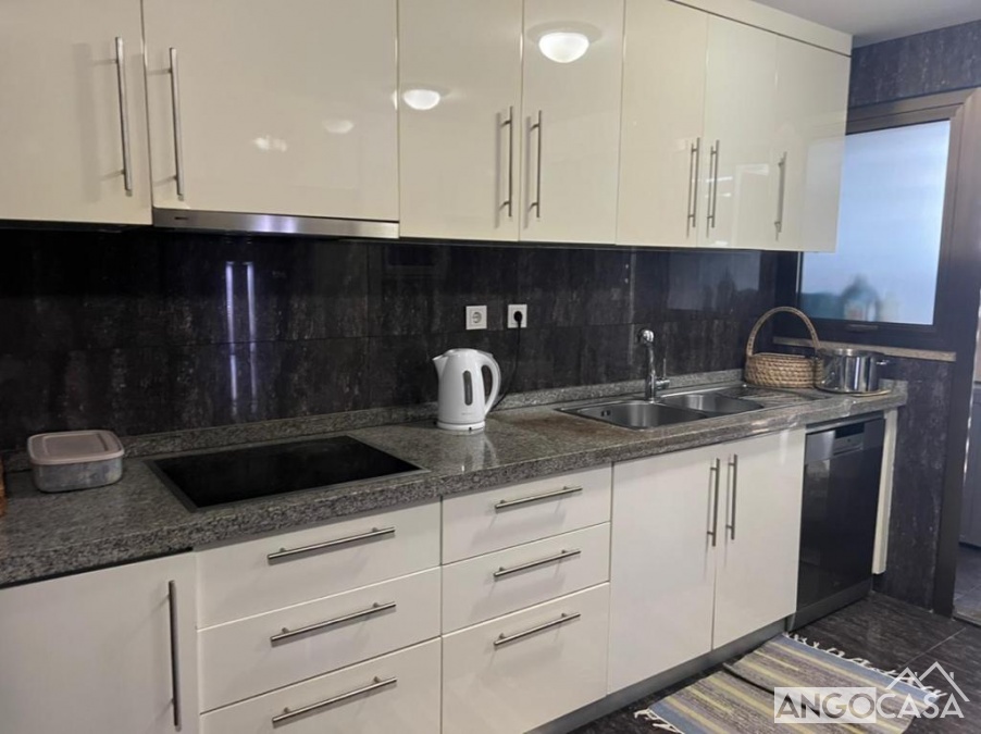 Apartamento T4 em Edifício Solar de Alvalade - Angocasa