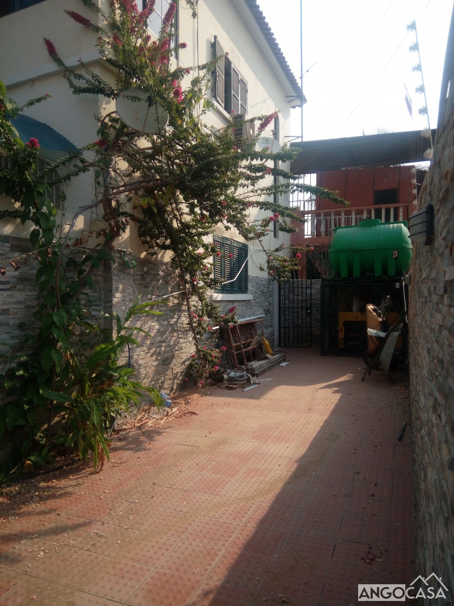 Vivenda V2 em Rua Presidente Marien Nguabi (Maianga) - Angocasa